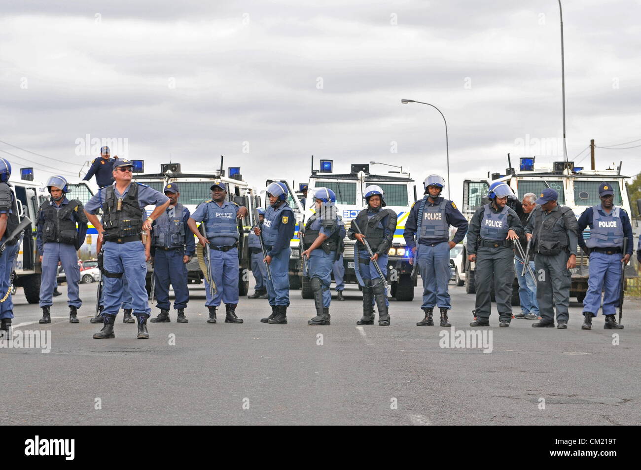 RUSTENBURG, SOUTH AFRICA: Police monitor striking Anglo Platinum mine ...