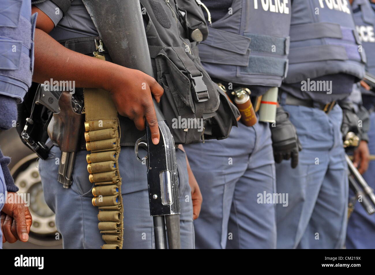 RUSTENBURG, SOUTH AFRICA: Police monitor striking Anglo Platinum mine ...