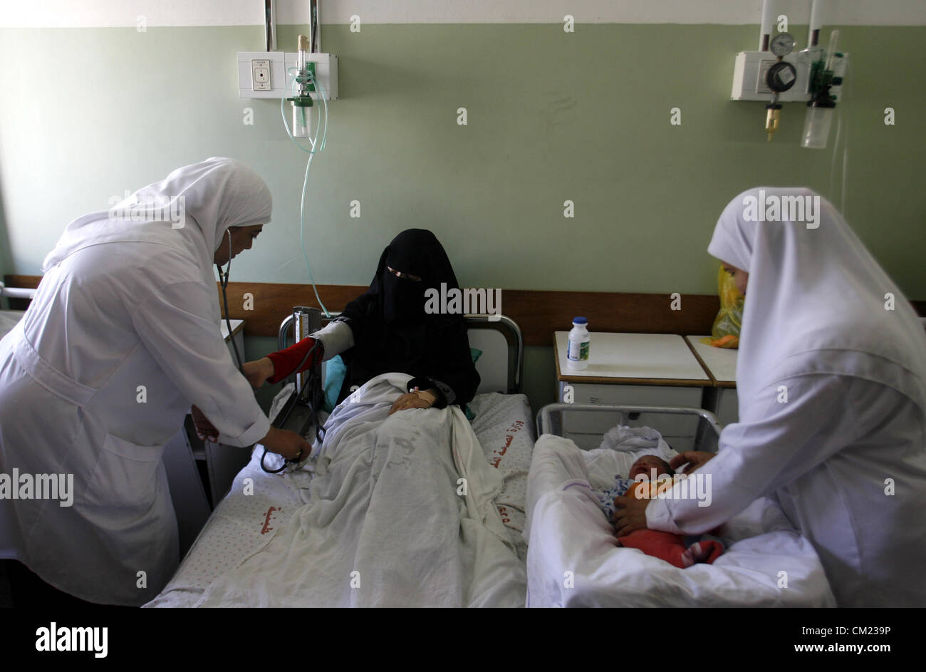 Nurses training hi-res stock photography and images - Alamy