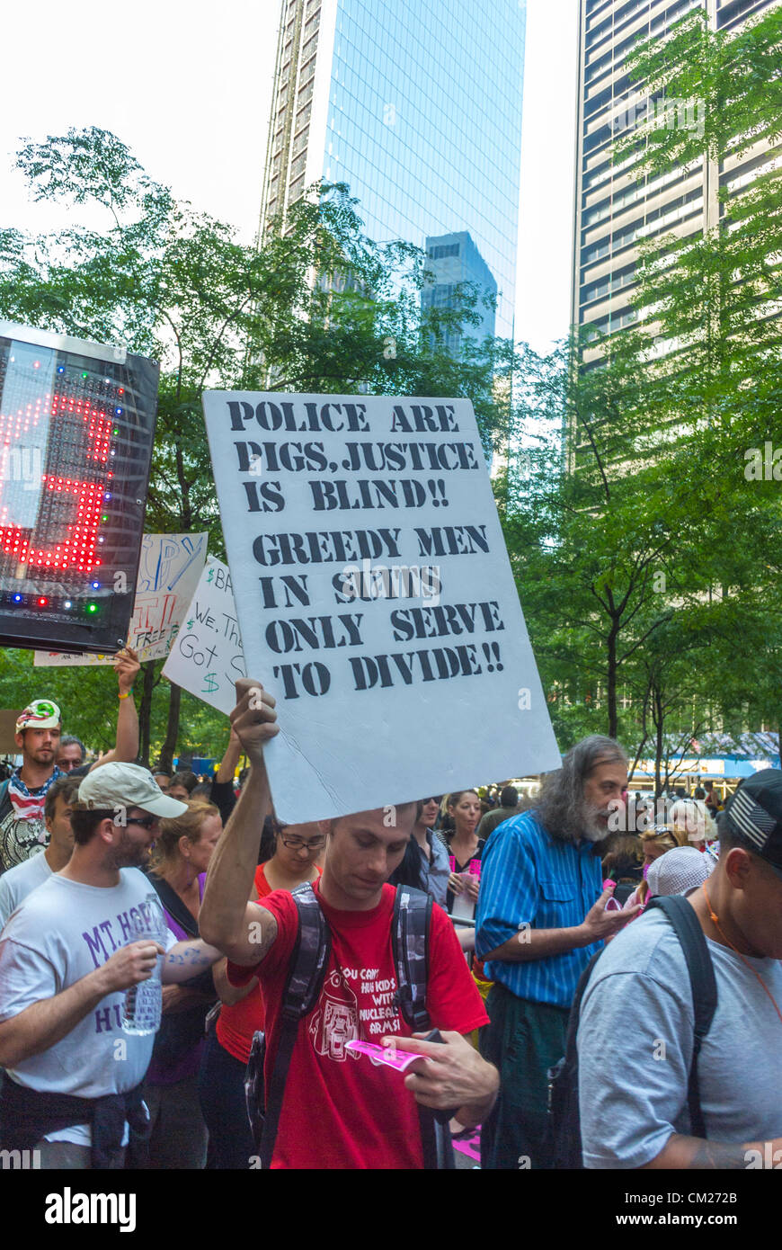 Protesters holding protest signs hi-res stock photography and images ...