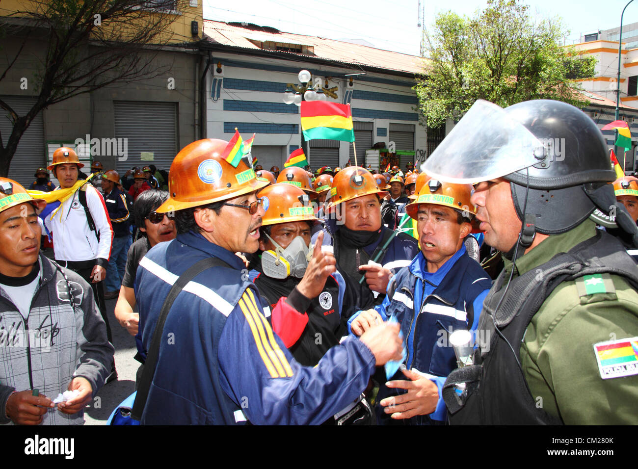 Protestors argue police hi-res stock photography and images - Alamy