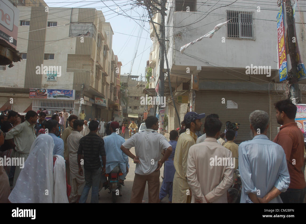 Pib colony karachi people gather hi-res stock photography and images ...