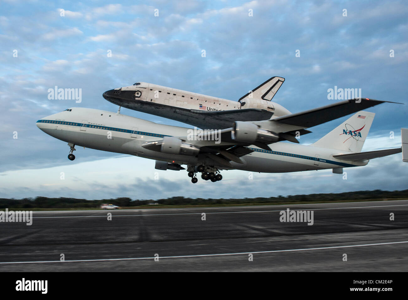 Shuttle take off aerial hi-res stock photography and images - Alamy