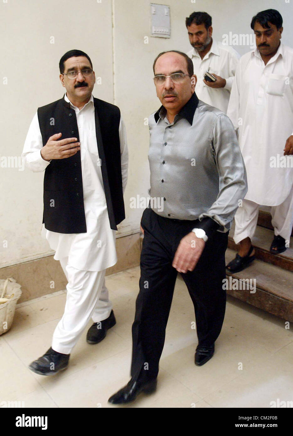 Malik Riaz comes out after the hearing case of land corruption at high ...