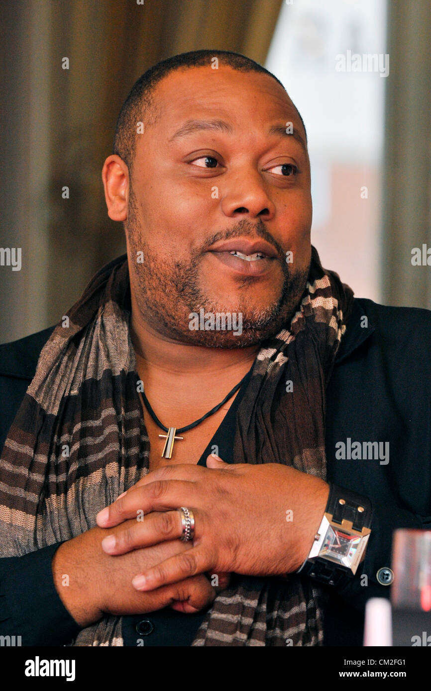 Singer Derrick Lawrence speaks about premiere of Erich Wolfgang ...