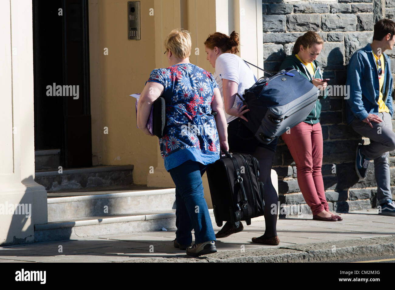 Students arriving at university uk hi-res stock photography and images ...