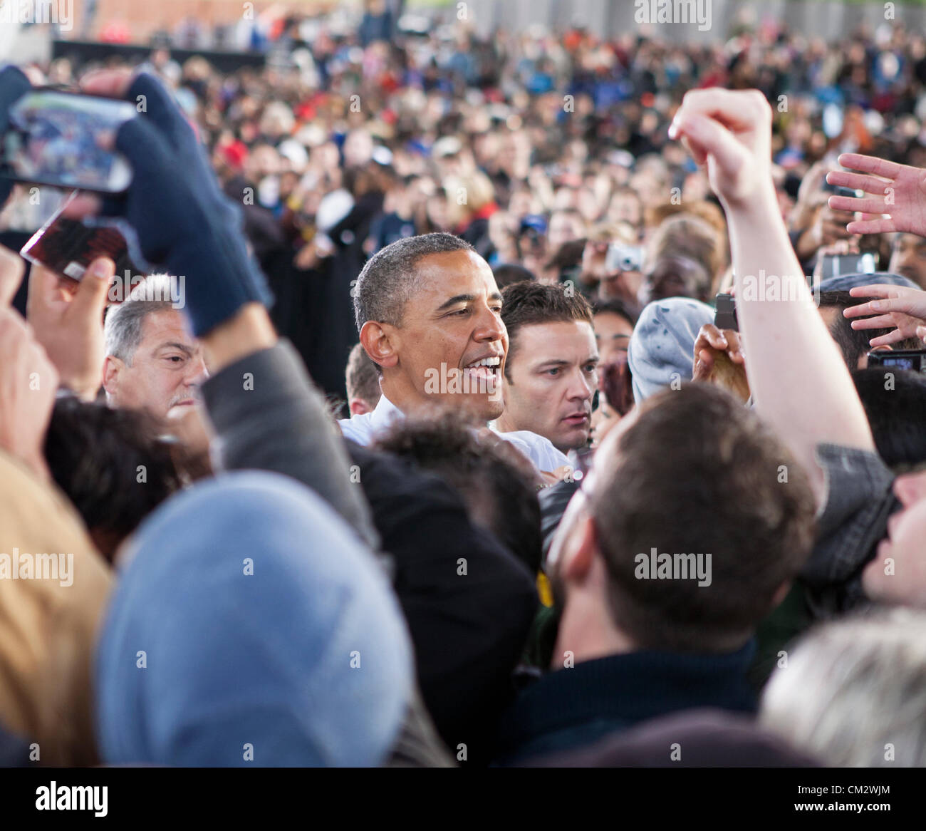 Obama crowd hands hi-res stock photography and images - Alamy