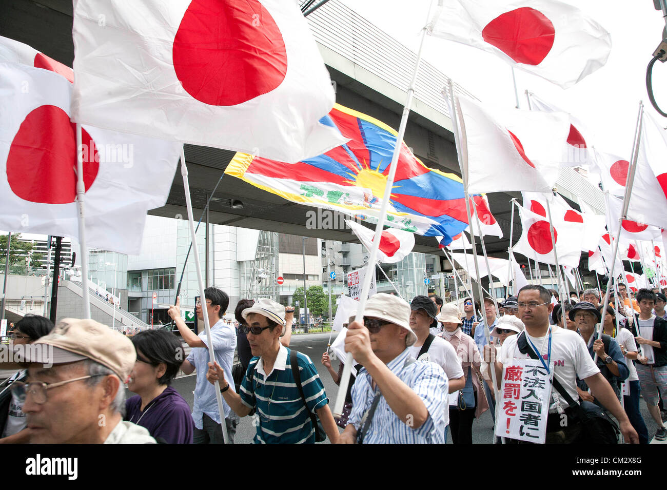 September 22, 2012, Tokyo, Japan - Protesters hold Japanese flags and ...