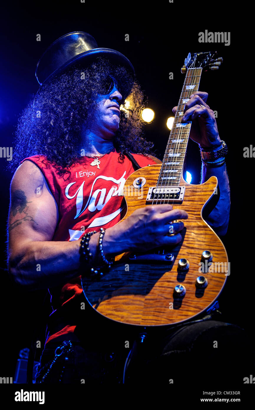 Rock guitarist slash hi-res stock photography and images - Alamy