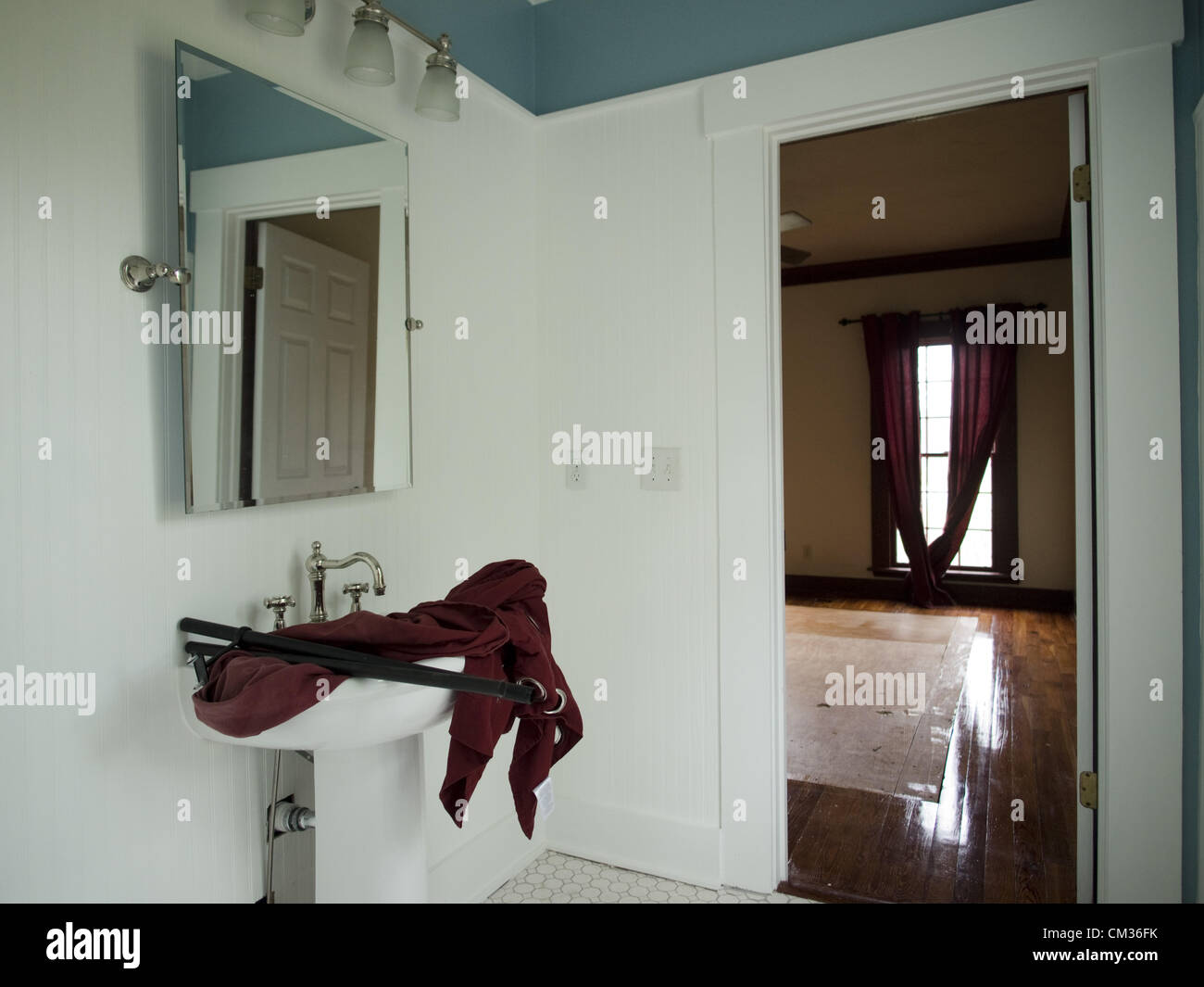 Unorganized bathroom hi-res stock photography and images - Alamy