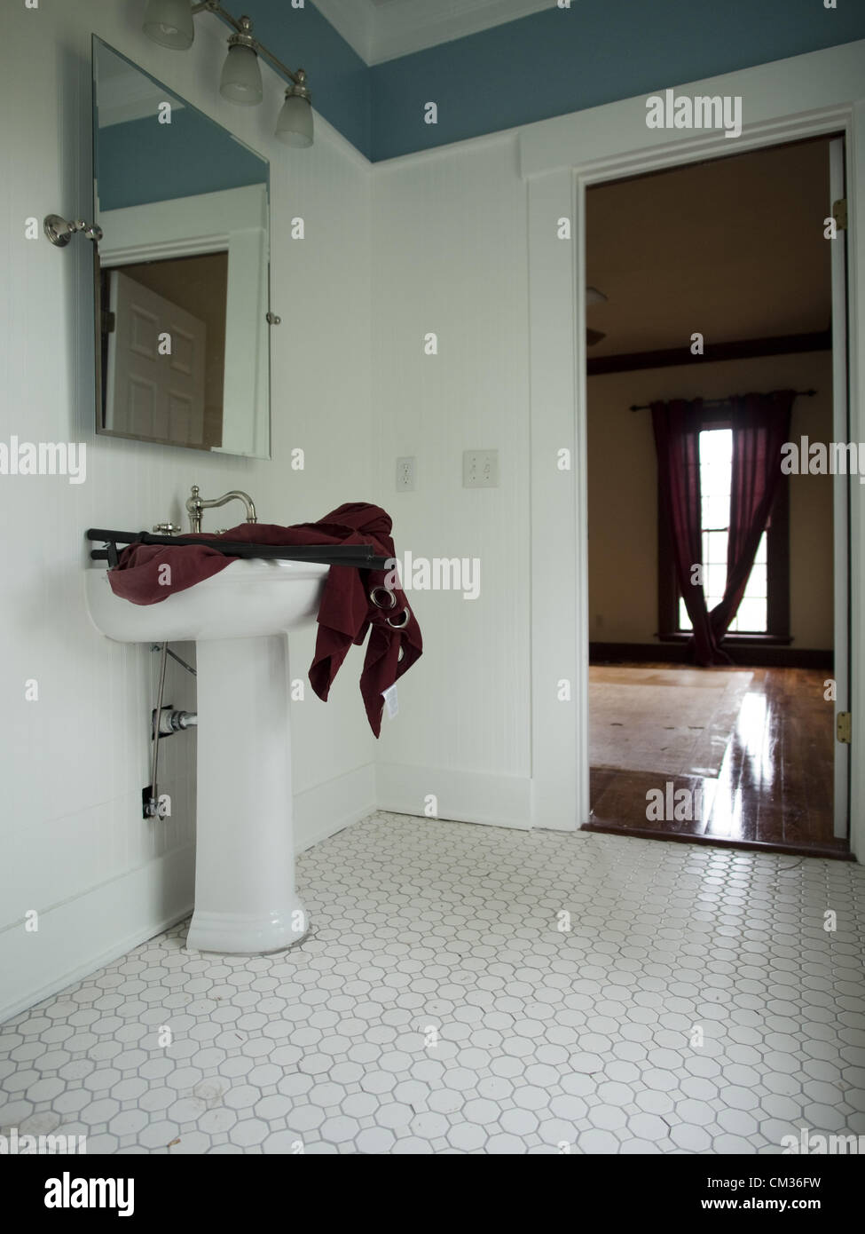 Unorganized bathroom hi-res stock photography and images - Alamy