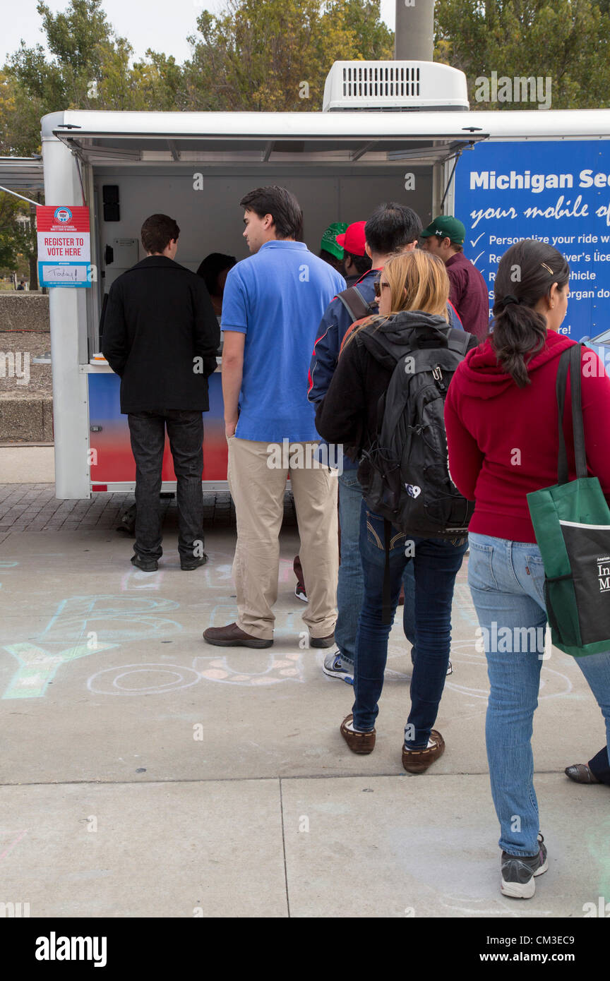 Student line vote hi-res stock photography and images - Alamy