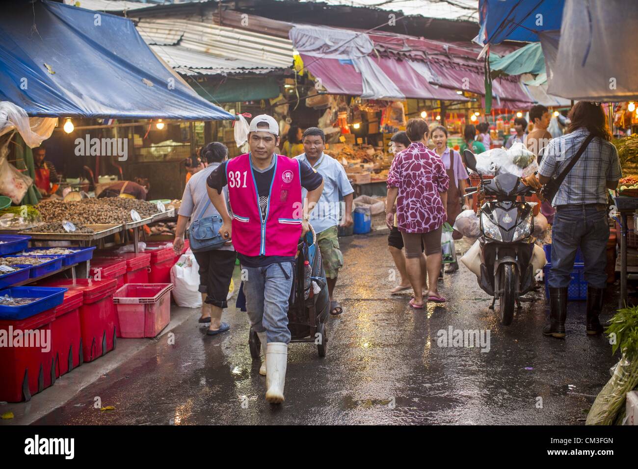 Khlong toei bangkok slum hi-res stock photography and images - Alamy