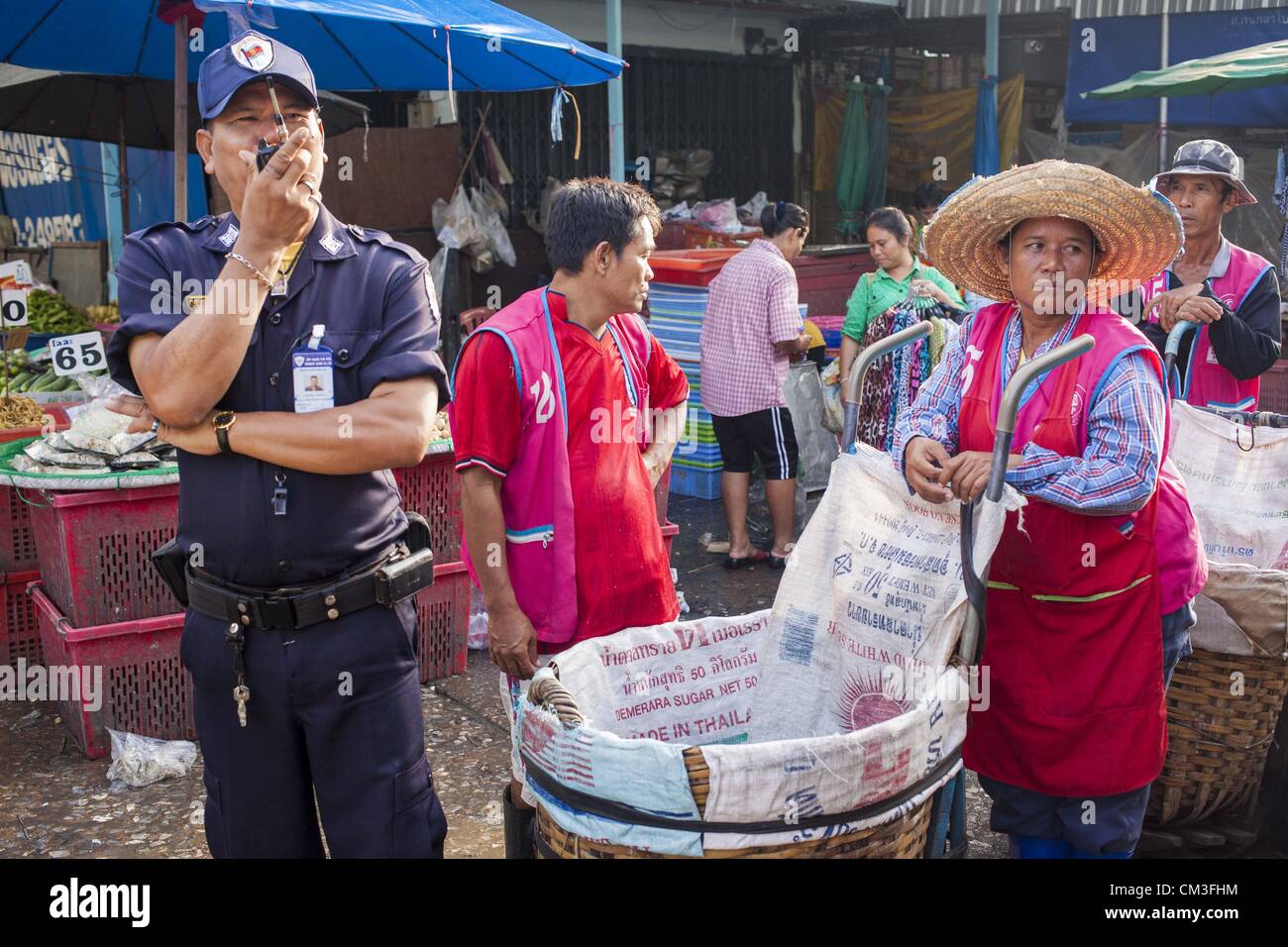 Khlong toei bangkok slum hi-res stock photography and images - Alamy