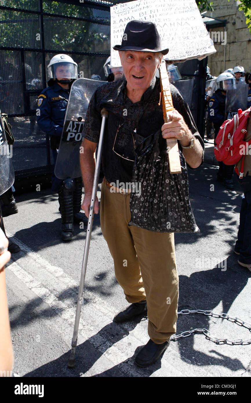 Sept. 26, 2012 - Athens, Greece - Old man was on the chain during ...