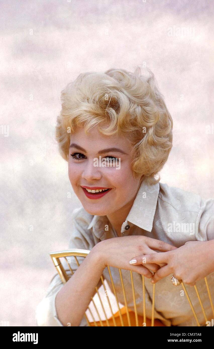 Sandra dee 1959 hi-res stock photography and images - Alamy