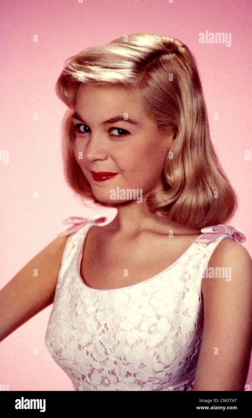 Sandra dee 1957 hi-res stock photography and images - Alamy