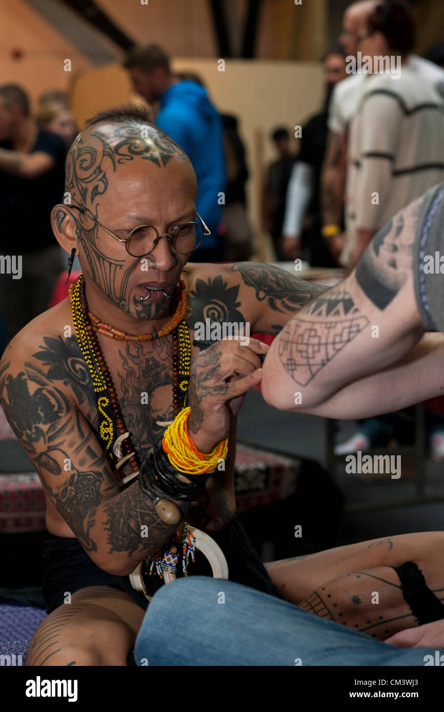 Hand tapping tattooing tools hi-res stock photography and images - Alamy