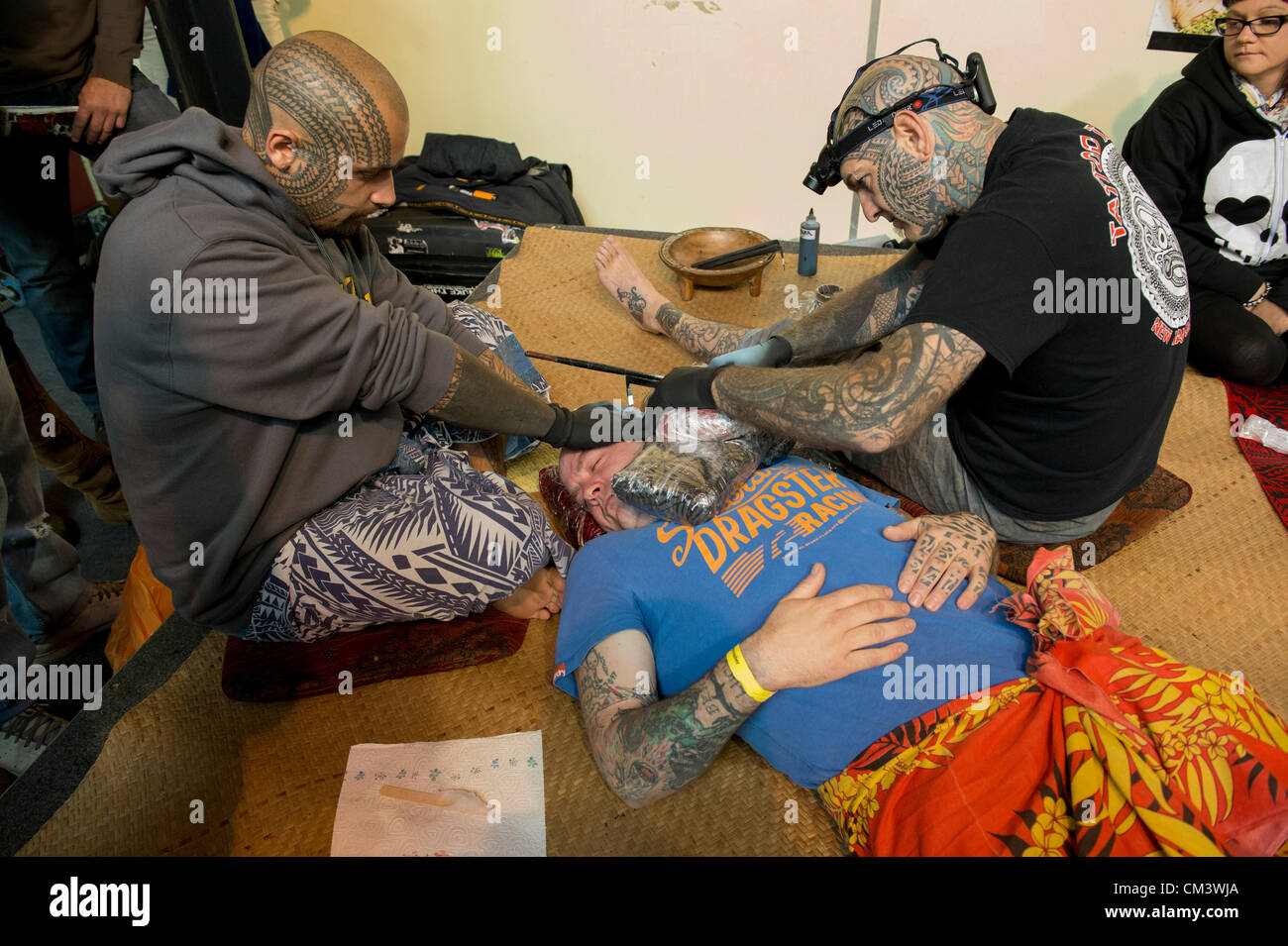 Traditional indonesian hand tapping tattoos hi-res stock photography ...