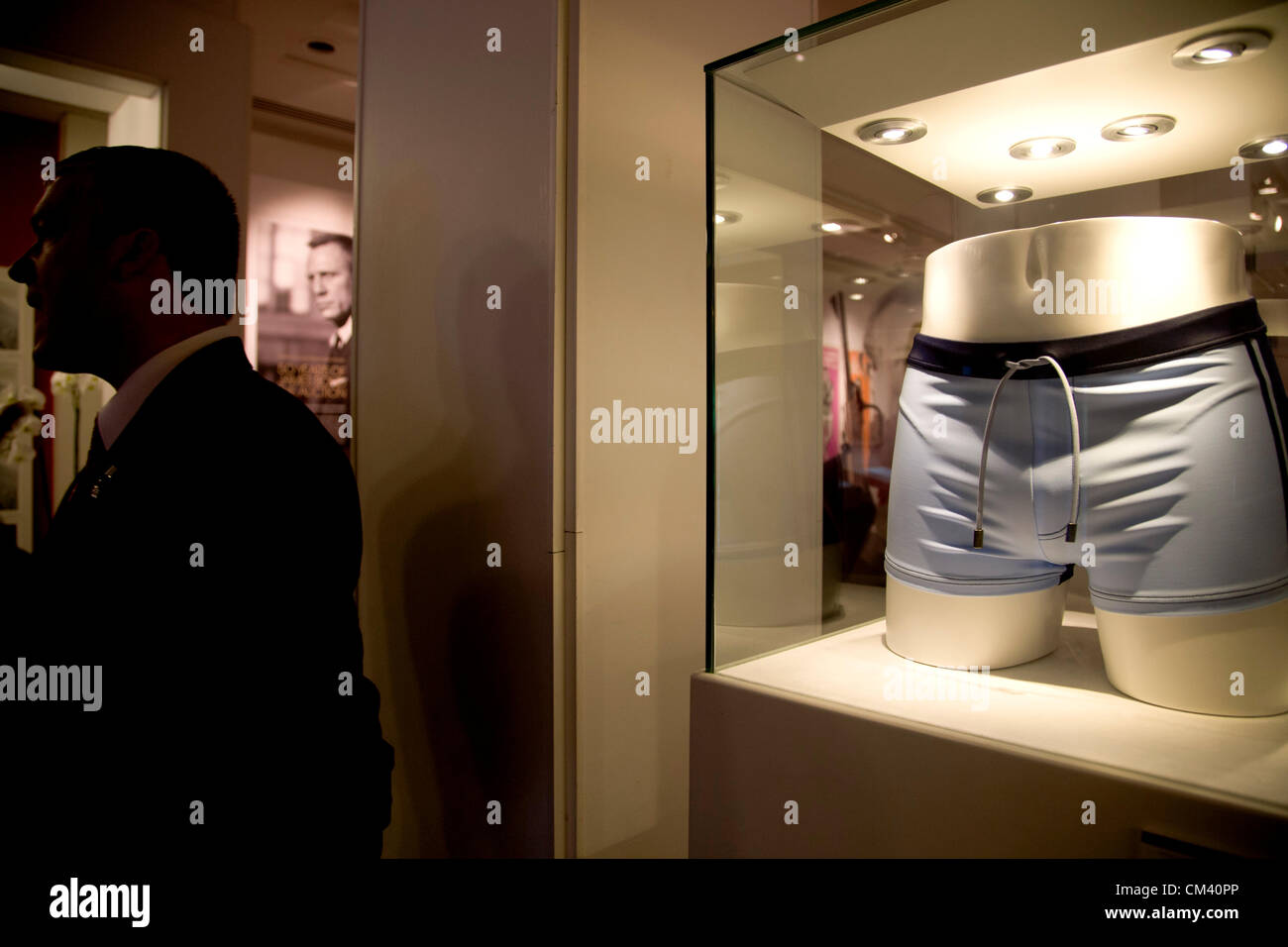 Daniel craig casino royale hi-res stock photography and images - Alamy