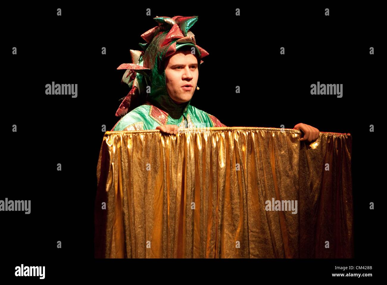 Magician comedian hi-res stock photography and images - Alamy