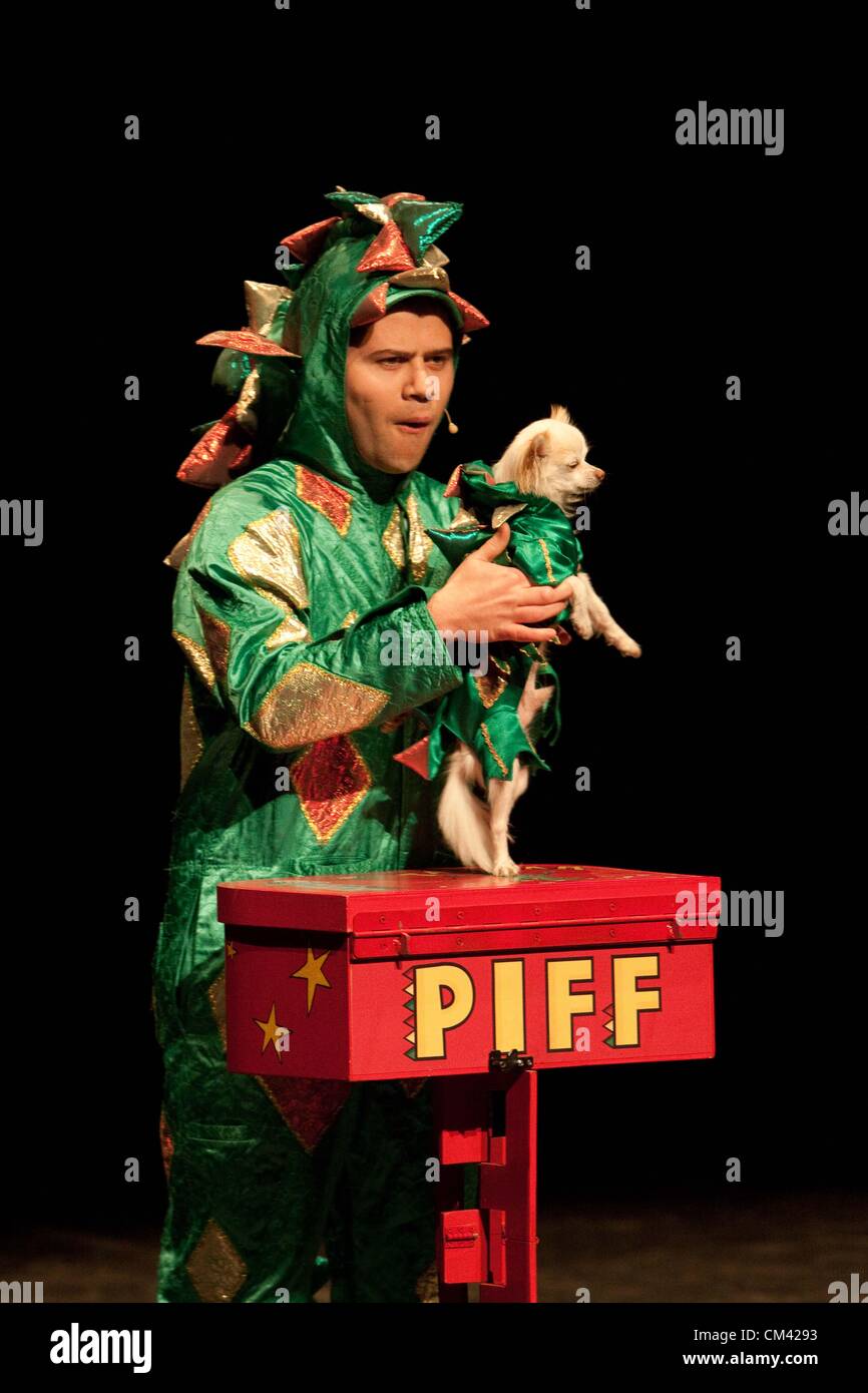 Magician comedian hi-res stock photography and images - Alamy