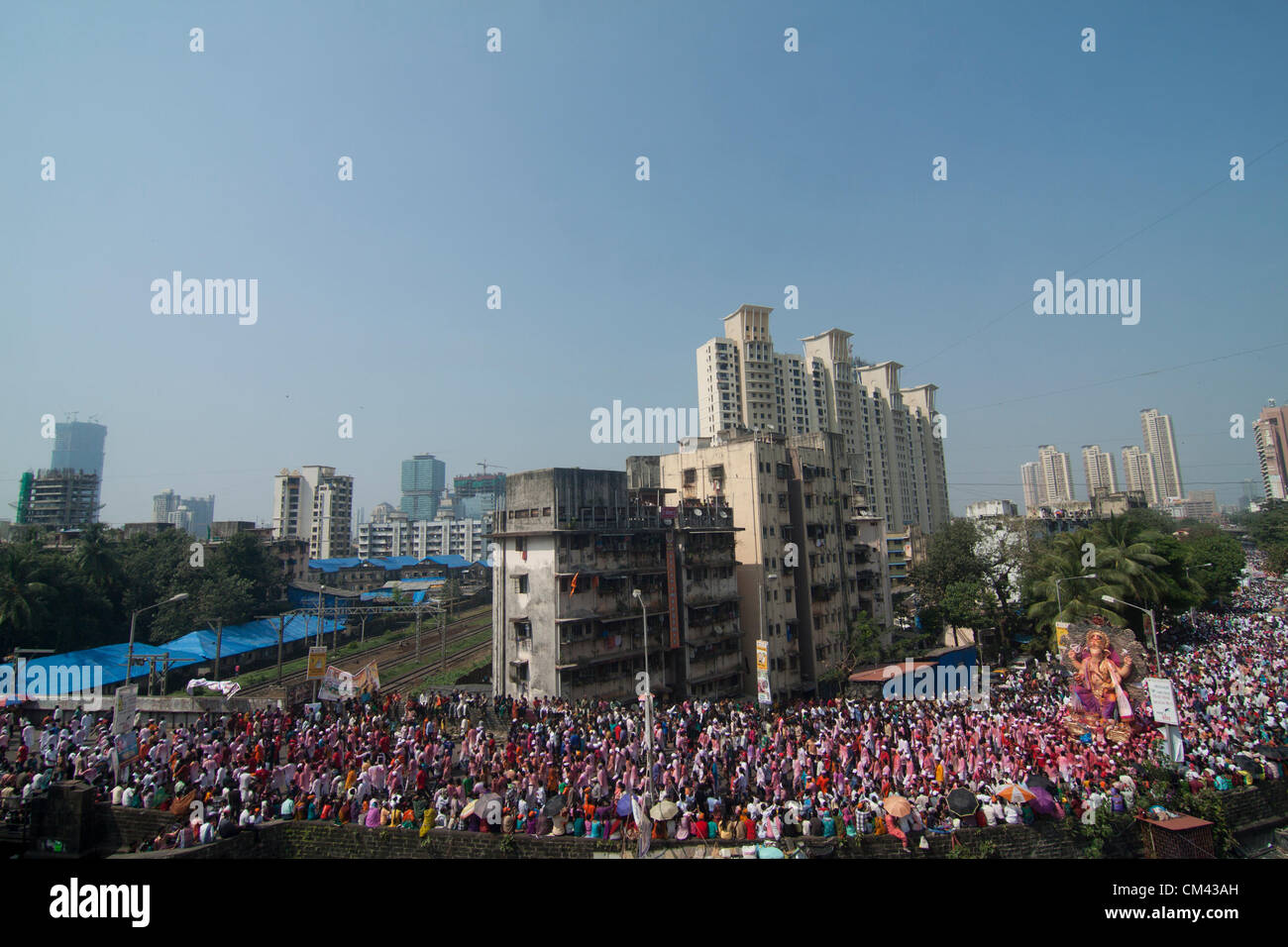 Ganesh chaturthi mumbai crowd hi-res stock photography and images - Alamy