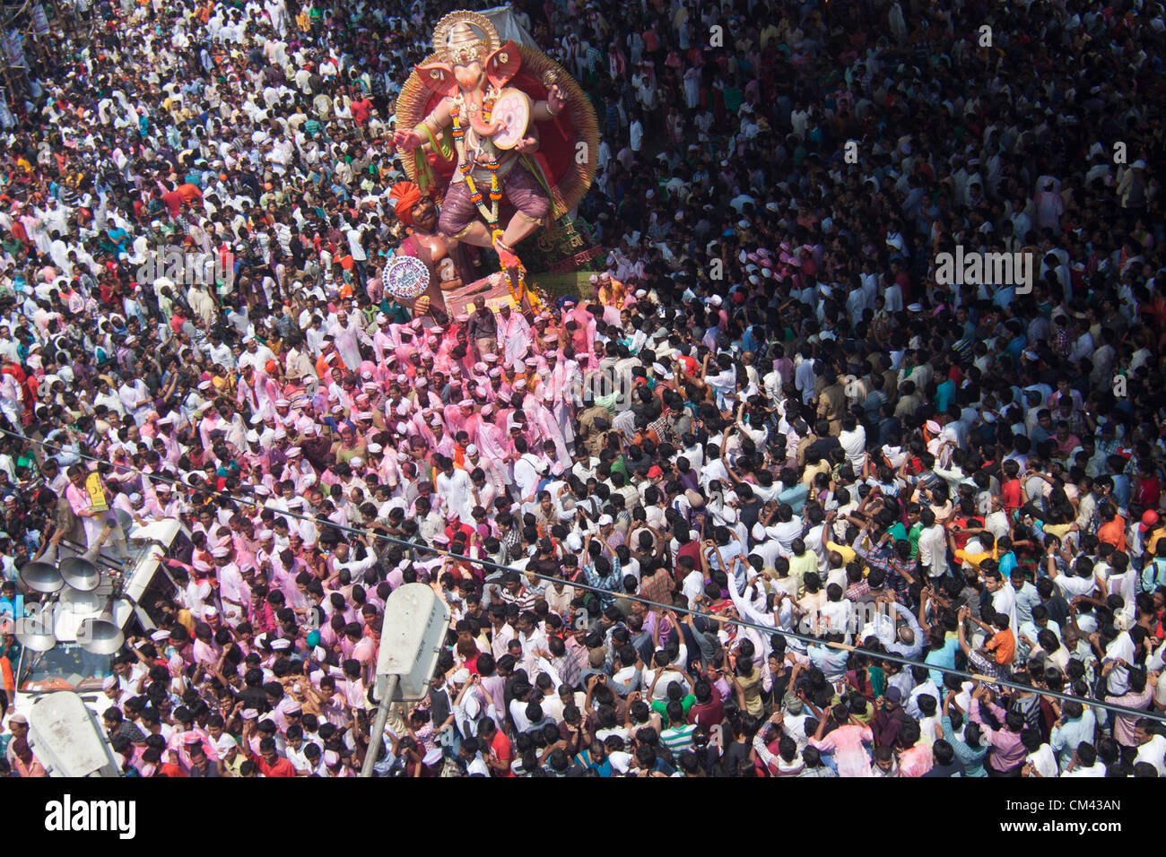 Ganesh chaturthi mumbai crowd hi-res stock photography and images - Alamy