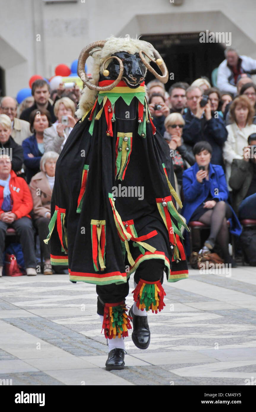 Morris dancers maypole hi-res stock photography and images - Alamy