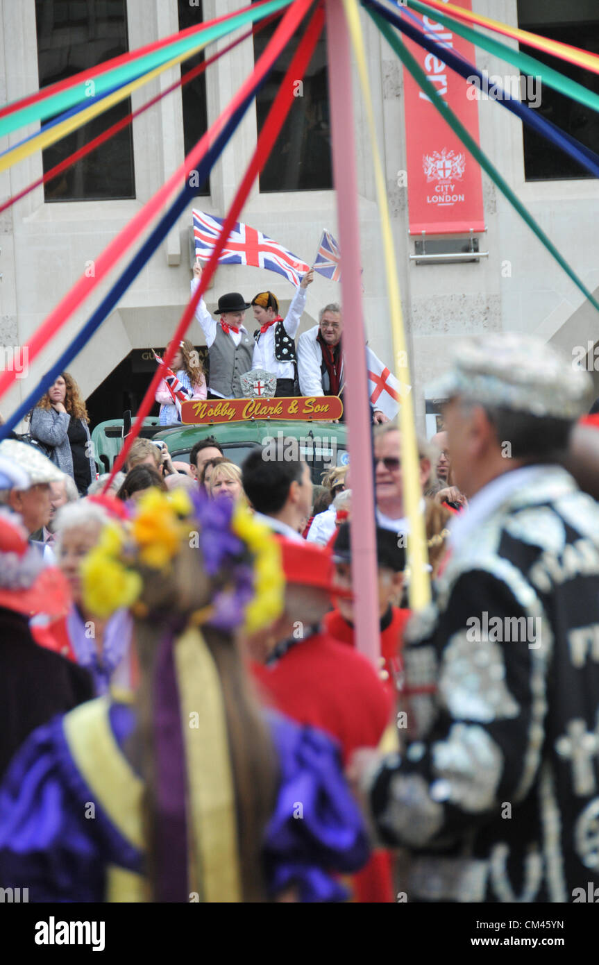 Morris dancing and maypole hi-res stock photography and images - Alamy