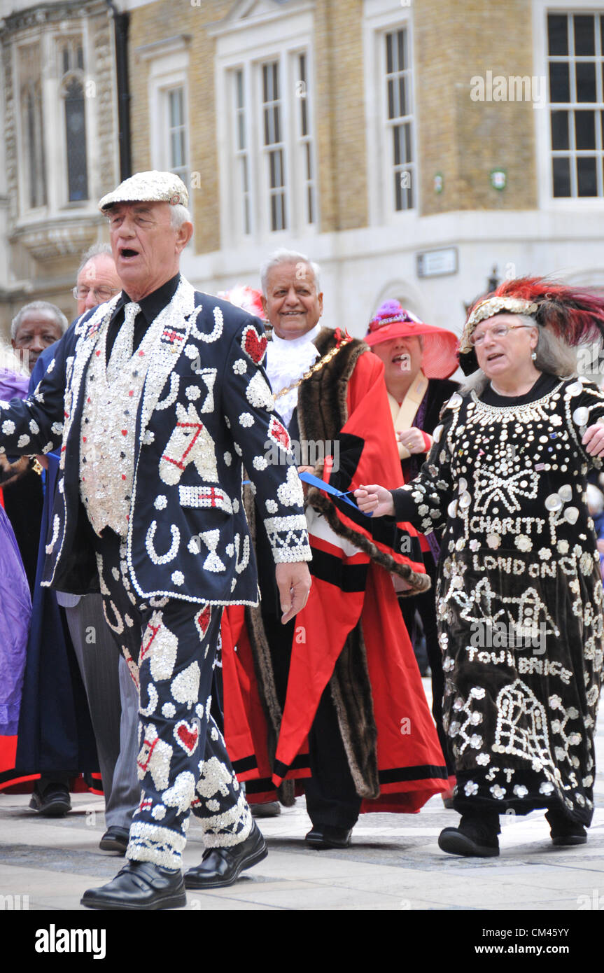 Morris dancing and maypole hi-res stock photography and images - Alamy