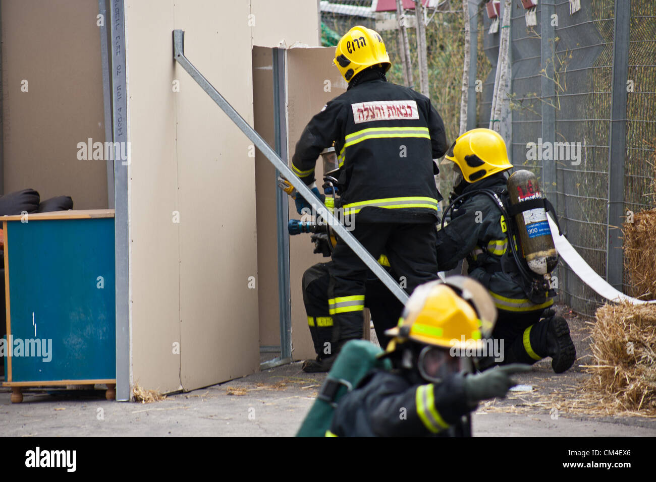 Fire station open doors hi-res stock photography and images - Alamy