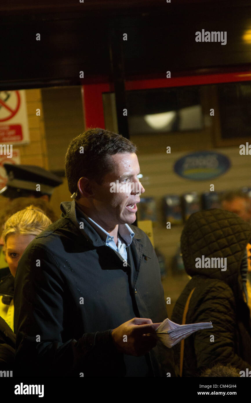 News reporter crowd hi-res stock photography and images - Alamy