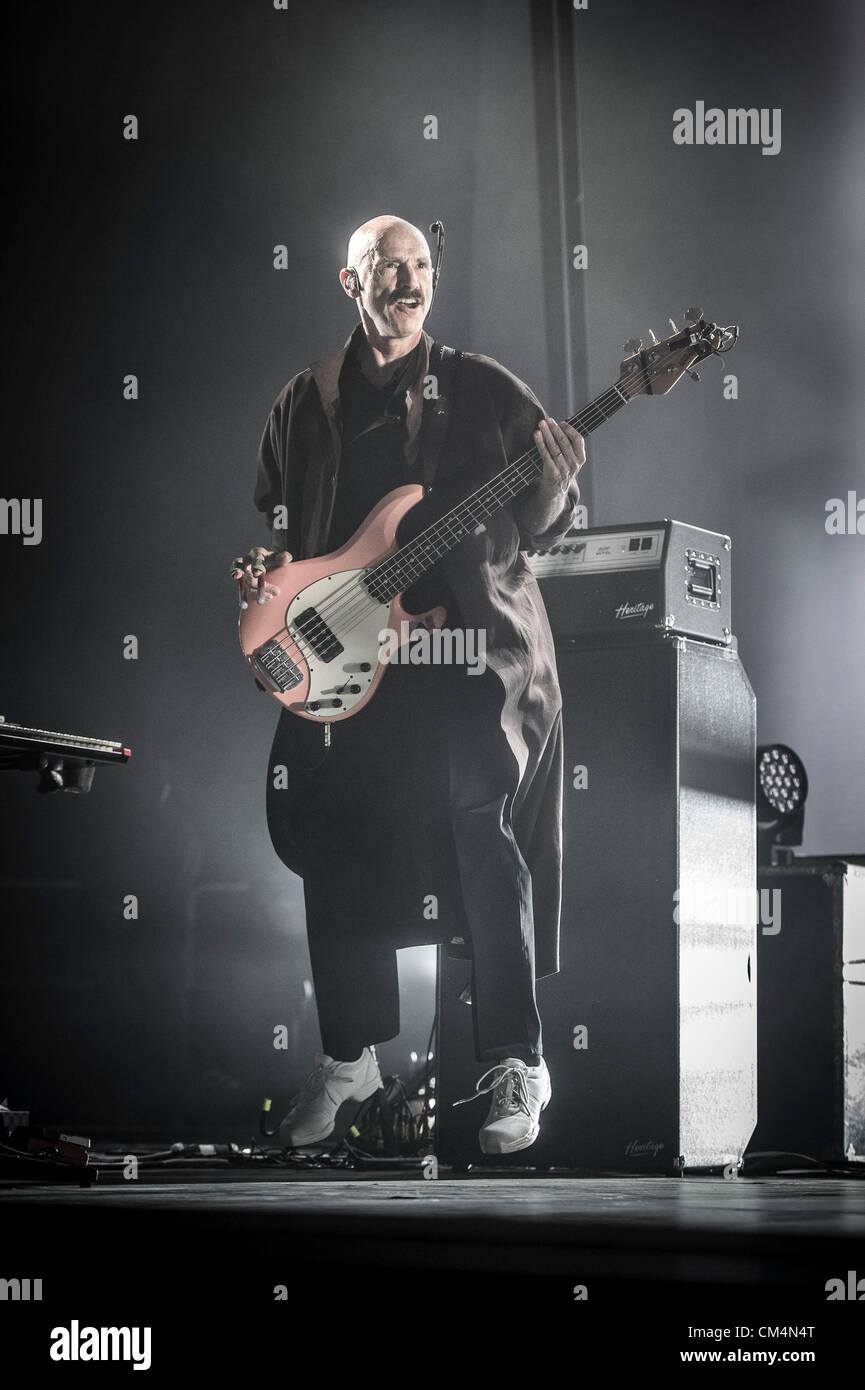 Tony levin hi-res stock photography and images - Alamy
