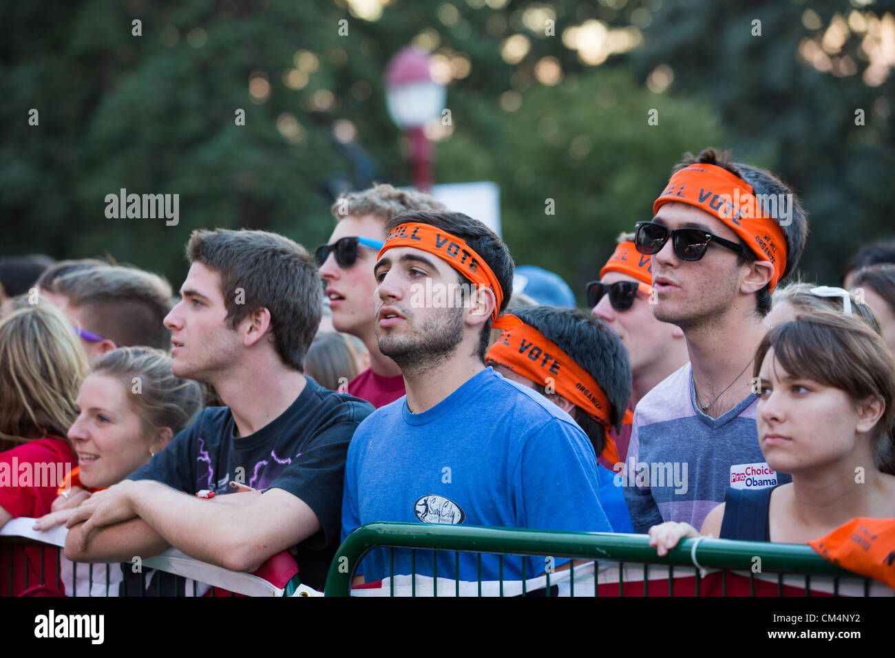 Students crowd campus usa hi-res stock photography and images - Alamy
