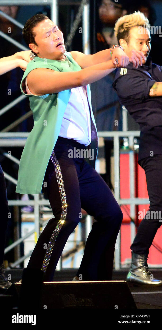 Oct. 4, 2012 - Seoul, SOUTH KOREA - Korean pop star PSY shows off the ...
