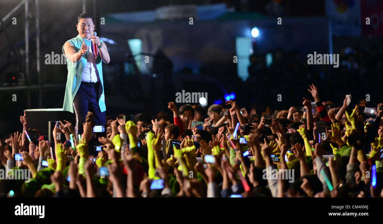 Oct. 4, 2012 - Seoul, SOUTH KOREA - Korean pop star PSY shows off the ...