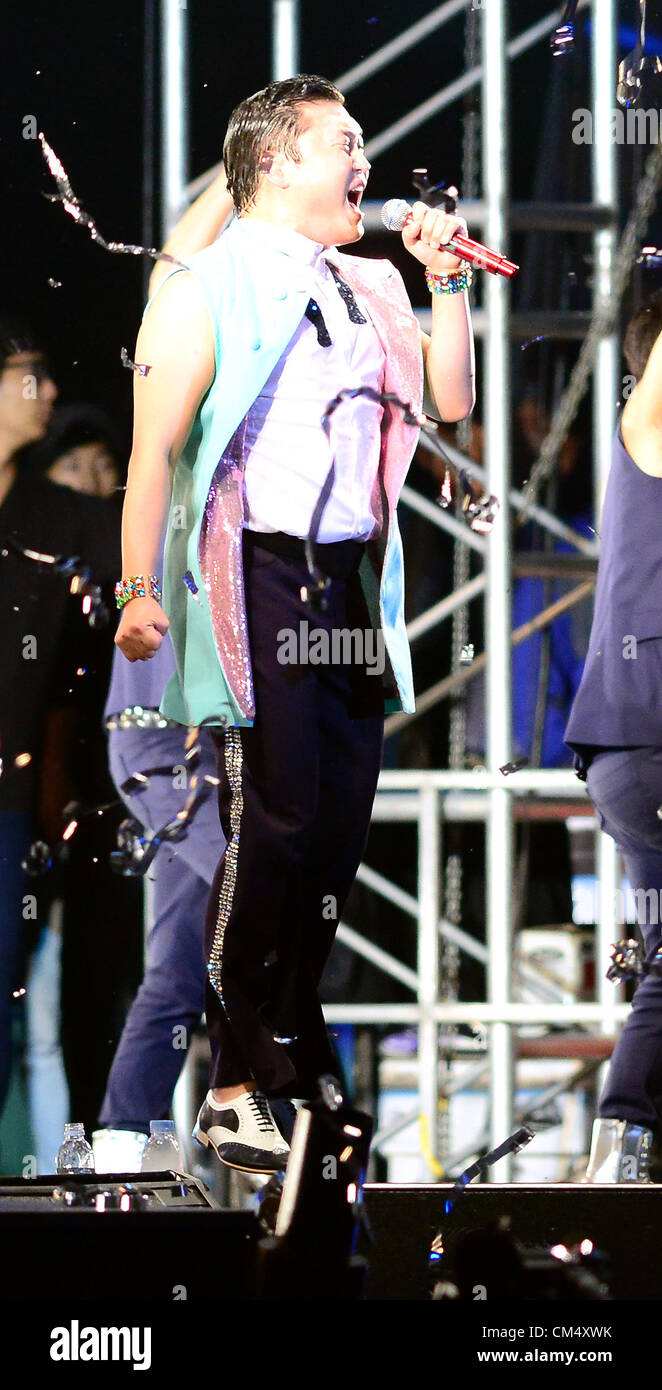 Psy gangnam style dance hi-res stock photography and images - Alamy