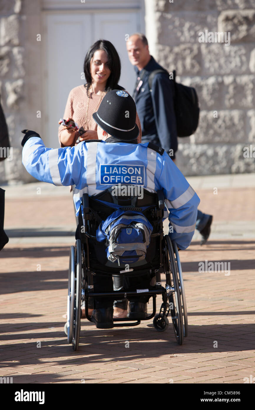 Policeman giving directions hi-res stock photography and images - Alamy