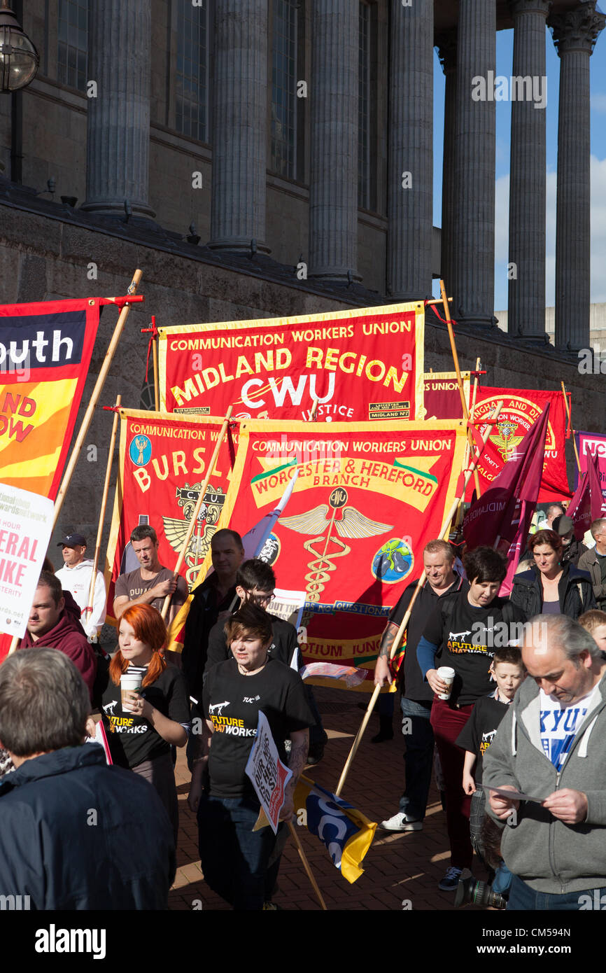 Crowds in Victoria Square getting ready to march in the TUC Rally Stock ...