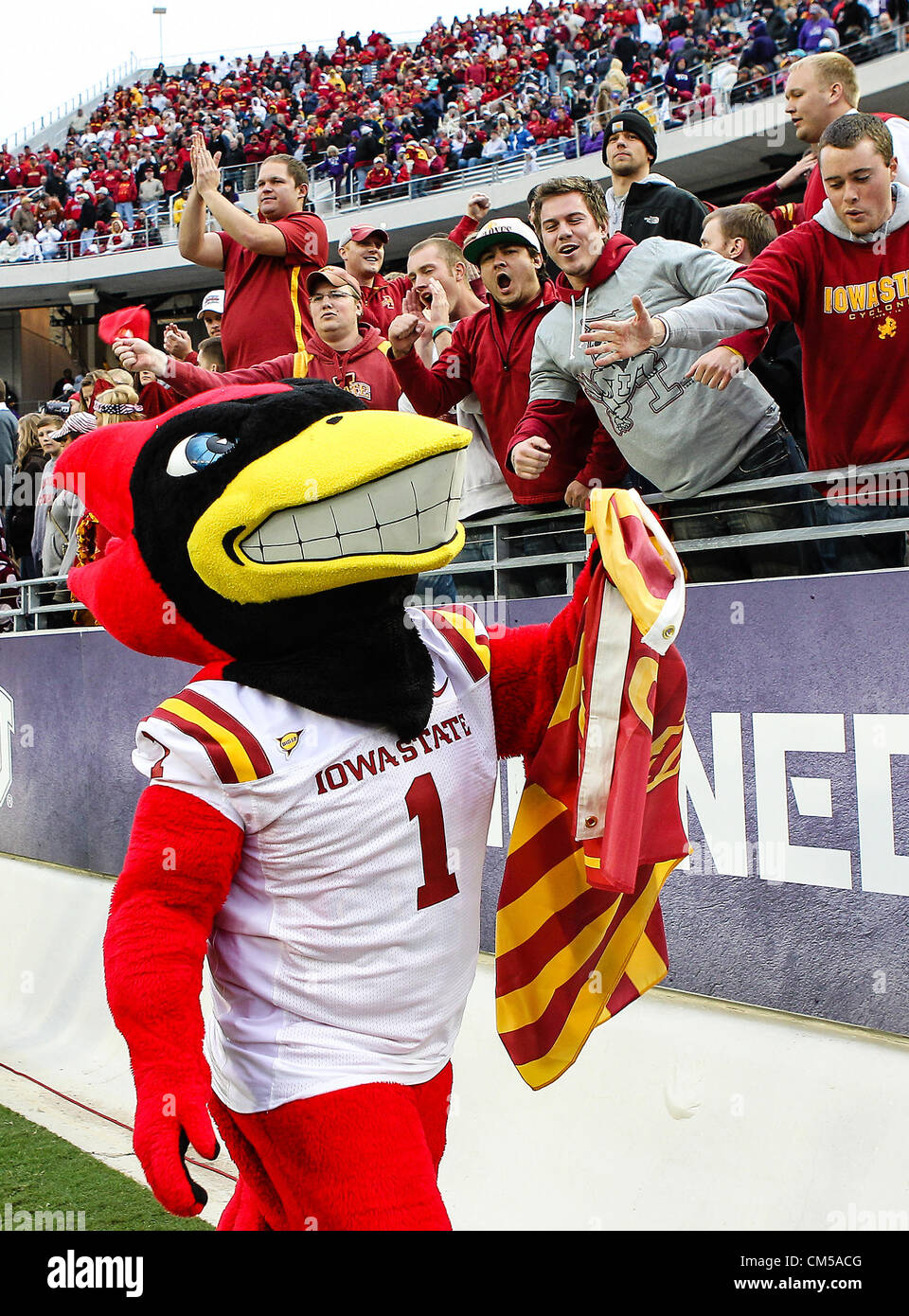 Cardinal mascot hi-res stock photography and images - Alamy