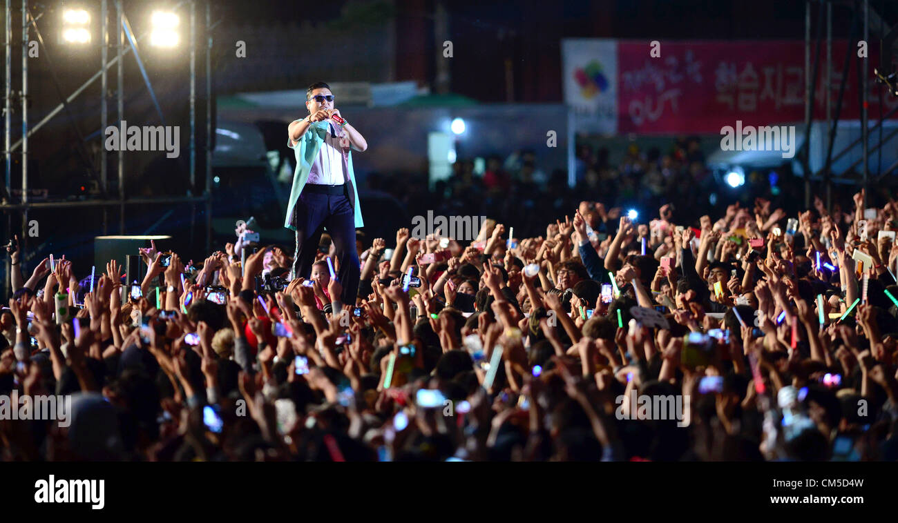 Oct. 4, 2012 - Seoul, SOUTH KOREA - Korean pop star PSY shows off the ...