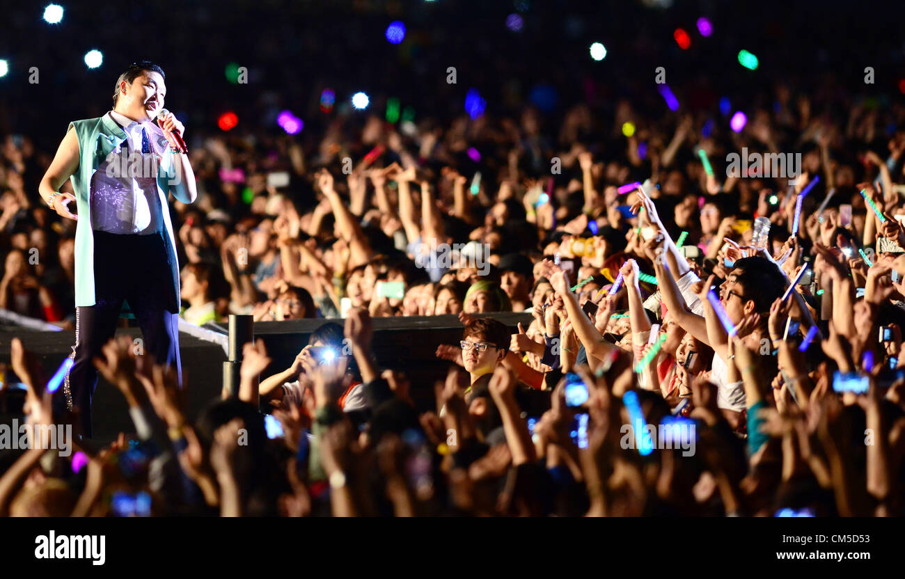Oct. 4, 2012 - Seoul, SOUTH KOREA - Korean pop star PSY shows off the ...
