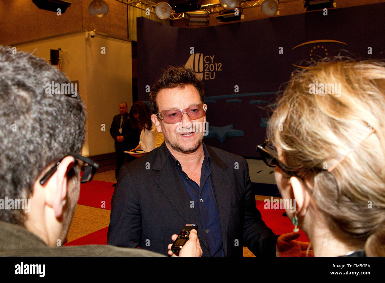 Bono arrive arriving arrival hi-res stock photography and images - Alamy