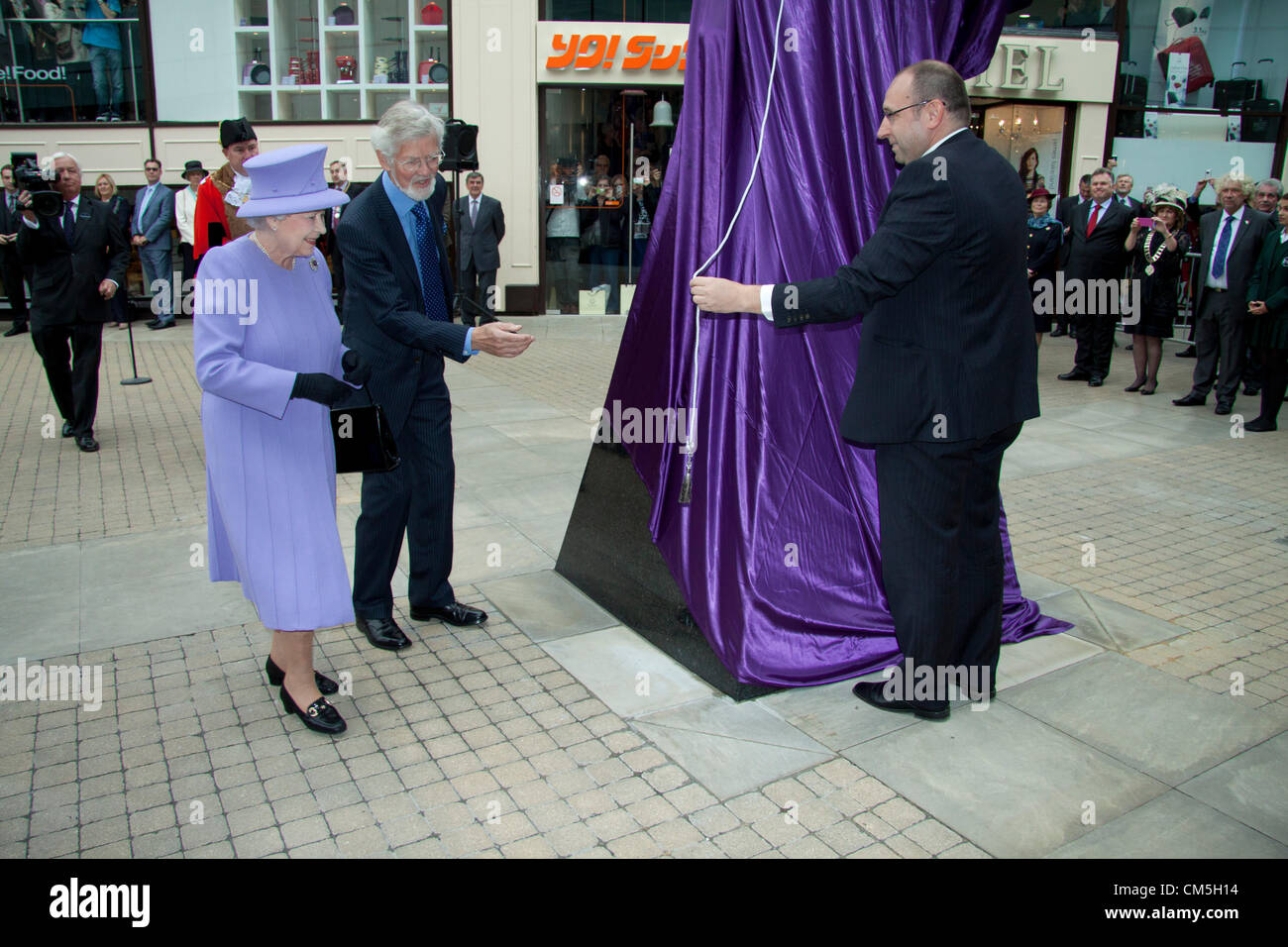 Queen unveils statue hi-res stock photography and images - Alamy