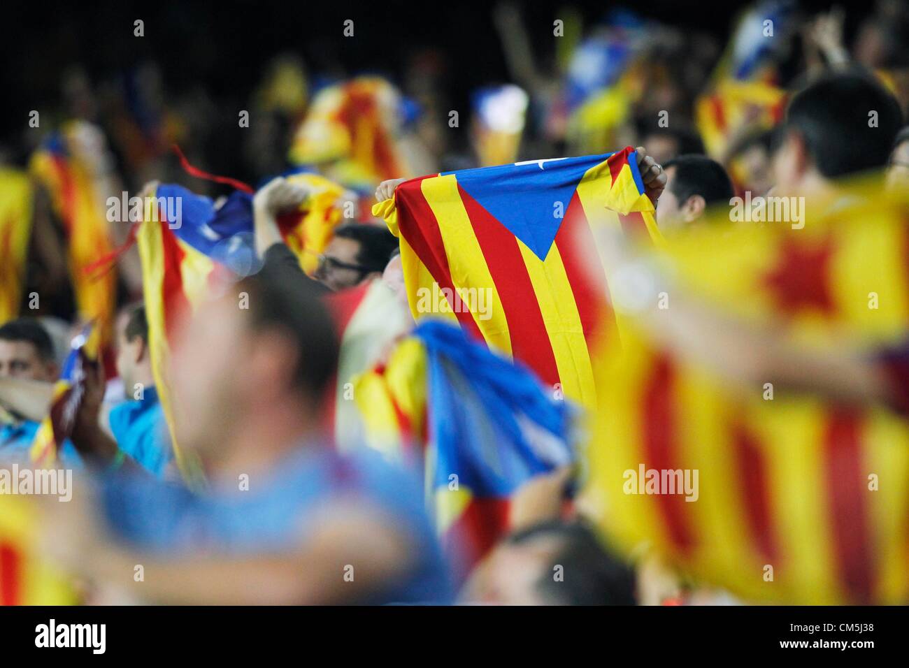 Real madrid and barcelona football fans hi-res stock photography and ...