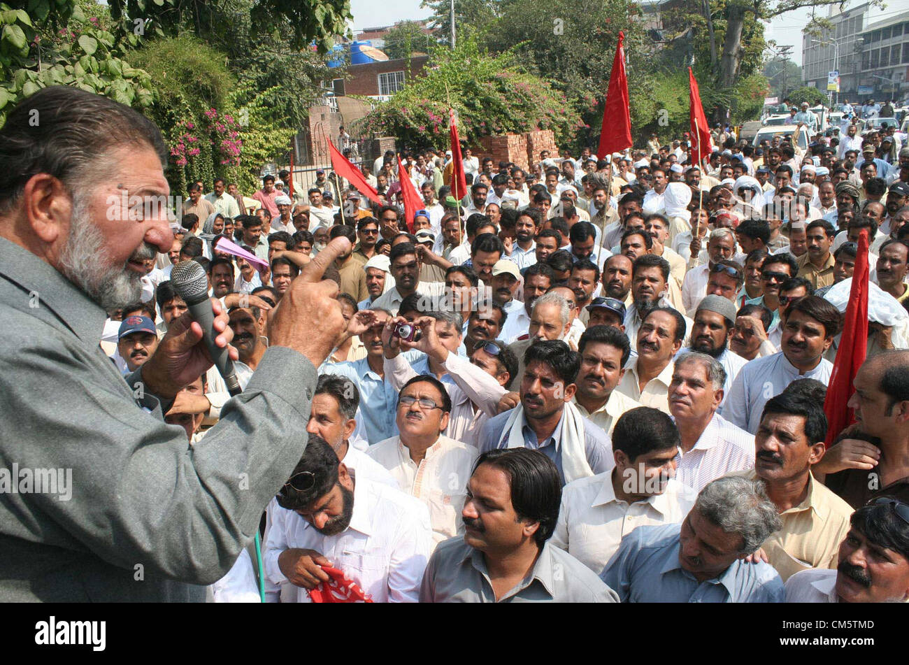 Employees of pakistan wapda h hi-res stock photography and images - Alamy