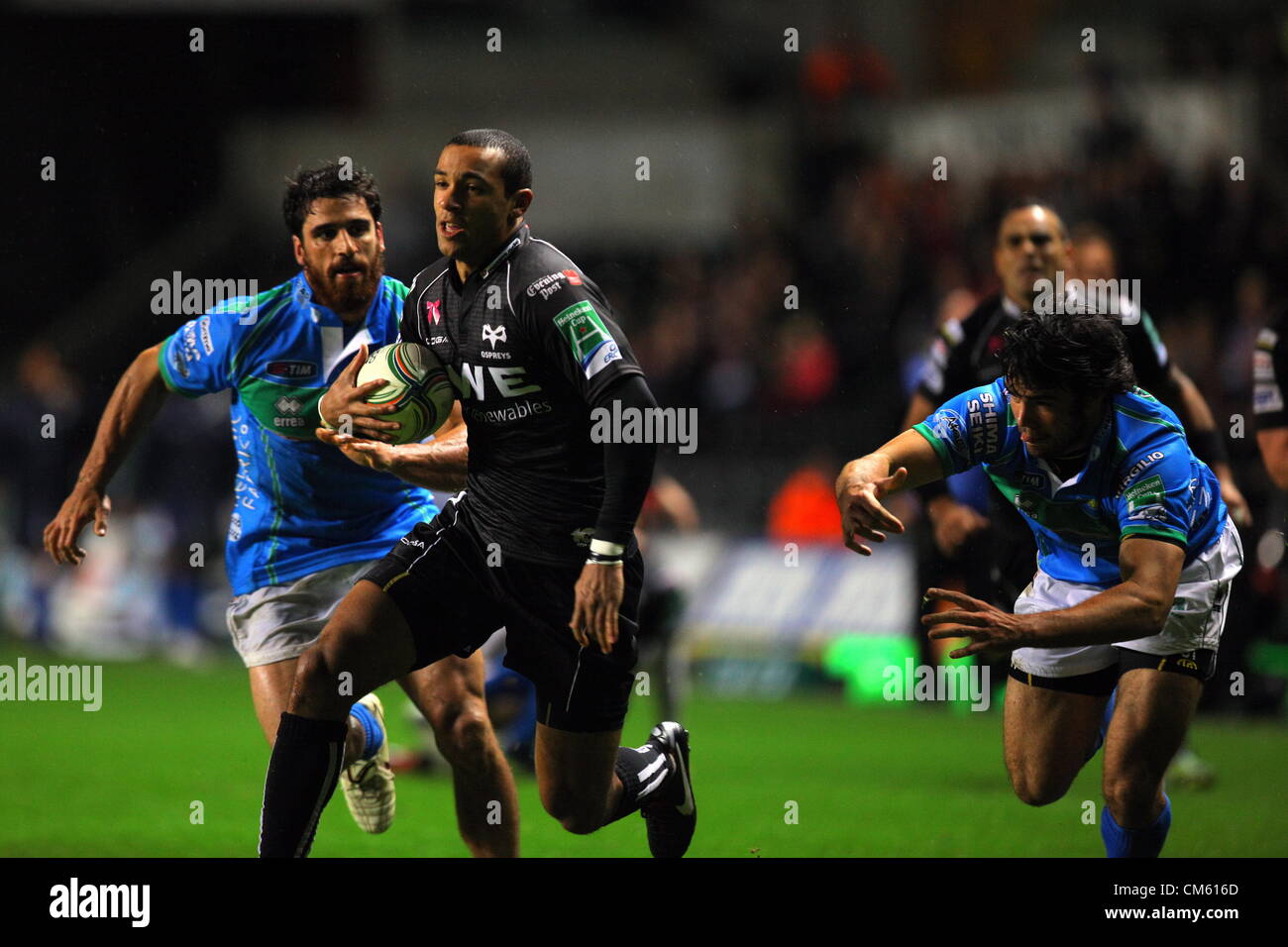 Friday 12 October 2012 Pictured L-R: Eli Walker of the Ospreys on a run ...
