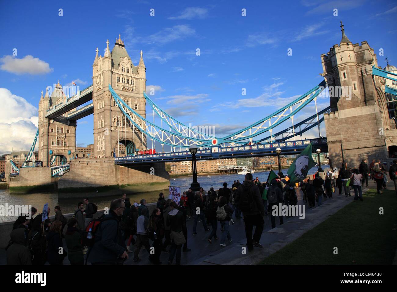 Students arrive uk hi-res stock photography and images - Alamy