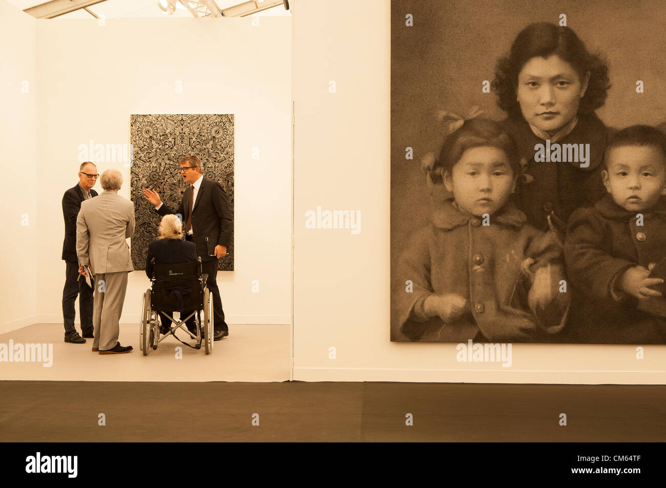 Art dealer hi-res stock photography and images - Alamy